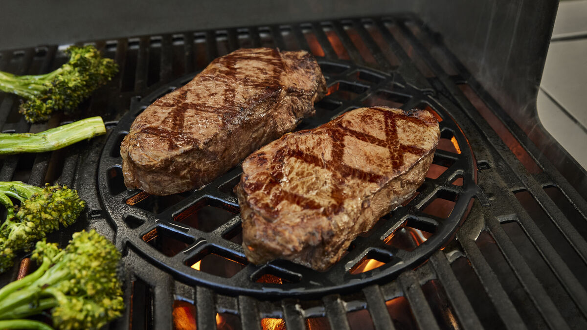 Weber Gasgrill Genesis EP-335W Mod.2025 inkl. Webers Grillen - Grillshop-24