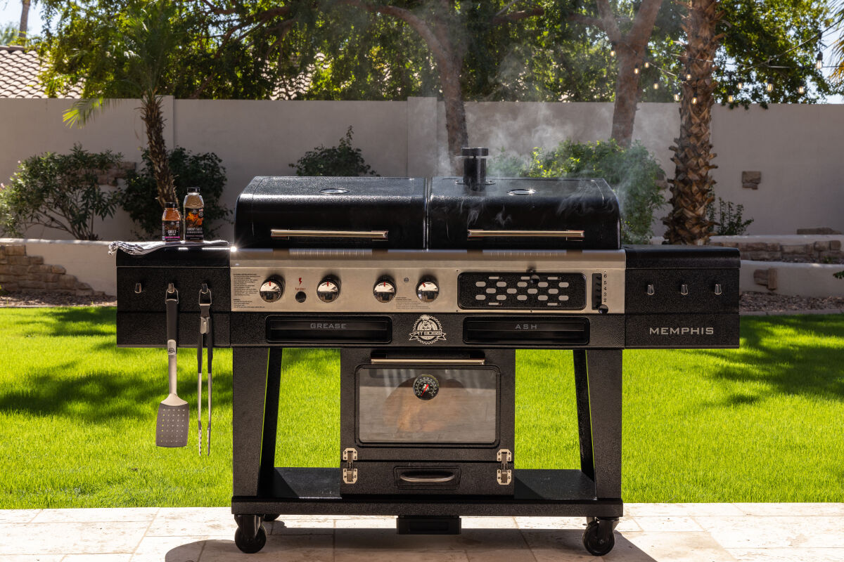 Elegantes Pit Boss Memphis Ultimate 4 In 1 Kombigrill Bild